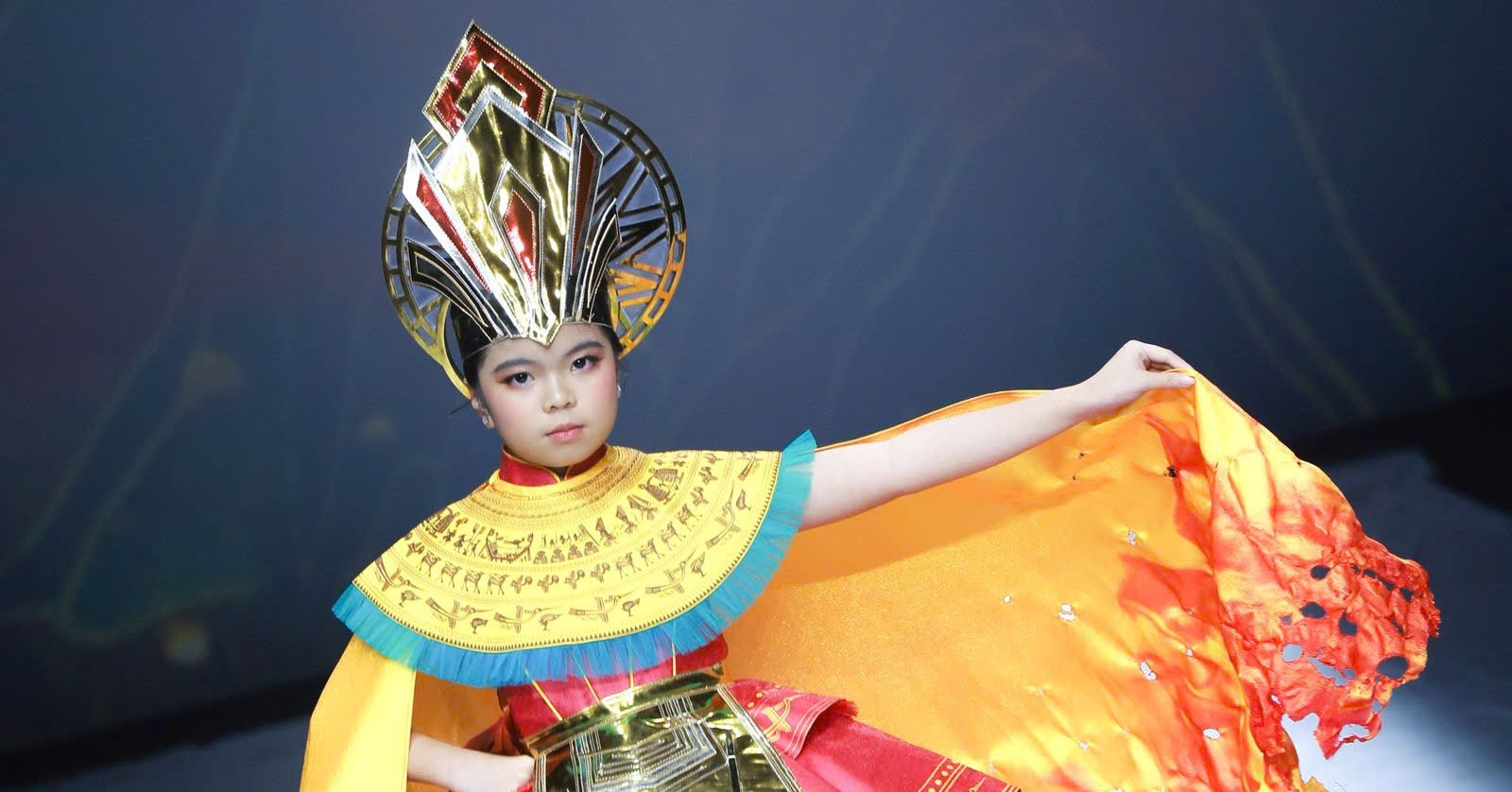 10-year-old model stuns in Saint Giong-inspired outfit at Beijing ...
