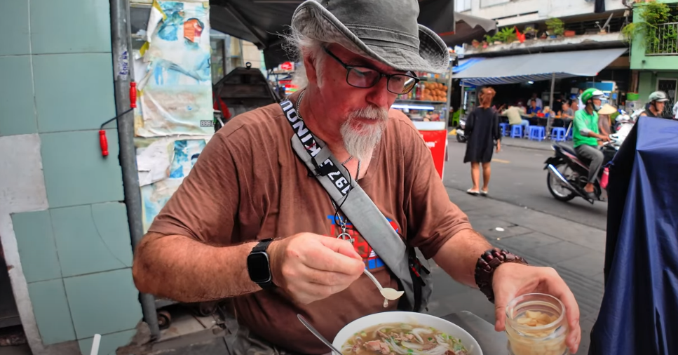 Canadian man finally fulfills his wish to eat pho bo in Vietnam