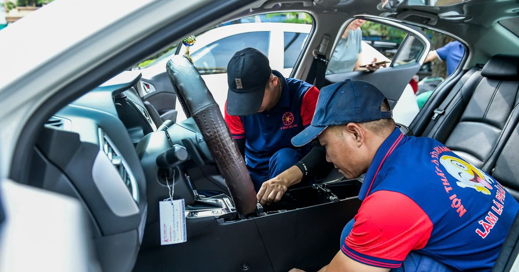 Auto repair shops in Quang Ninh and Nam Dinh overwhelmed after Typhoon Yagi