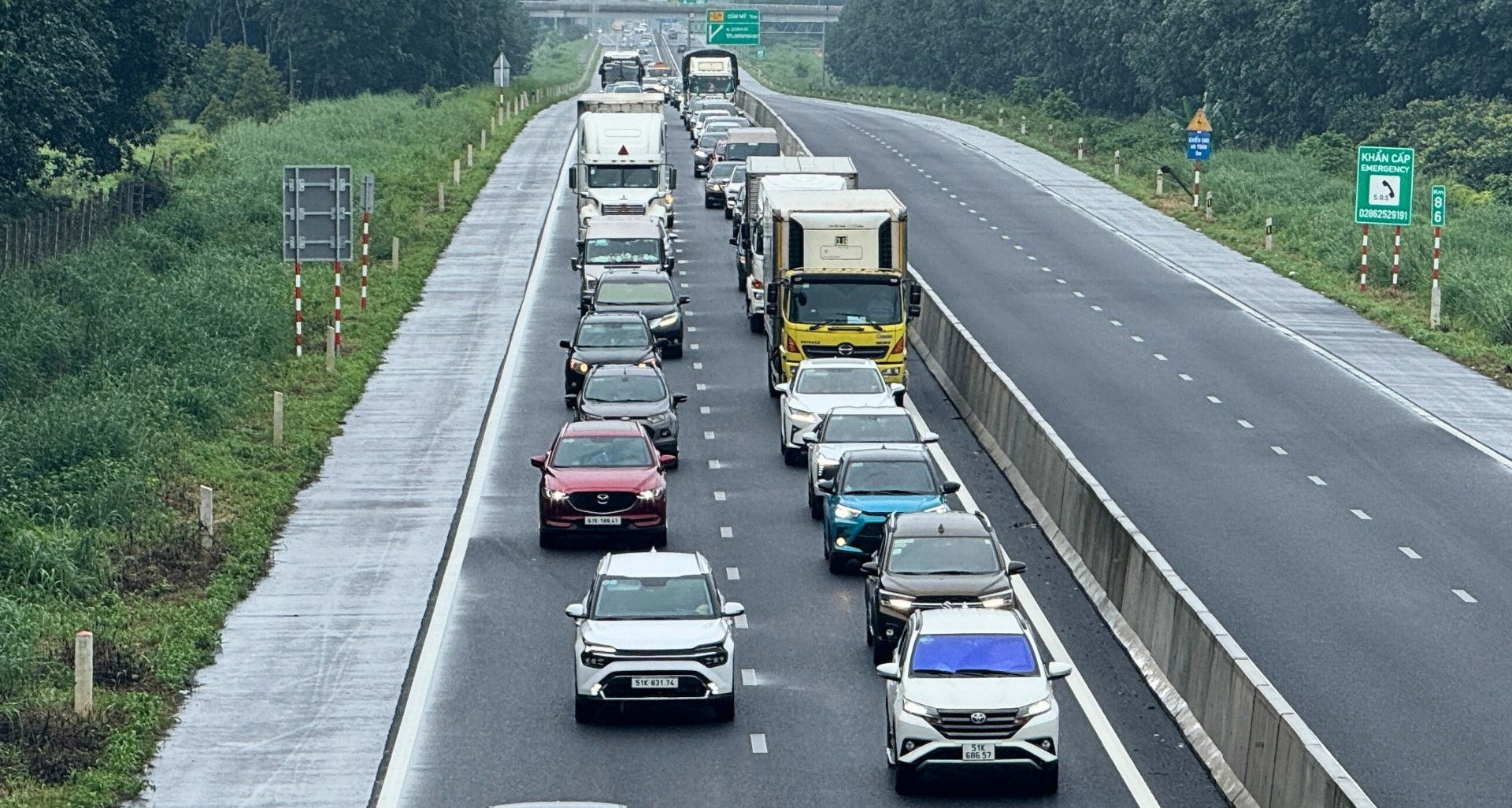 Heavy traffic on Phan Thiet-Dau Giay expressway stretches nearly 10km