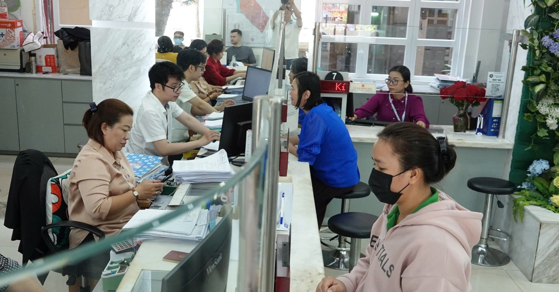 HCM City residents can now use administrative procedures in any district