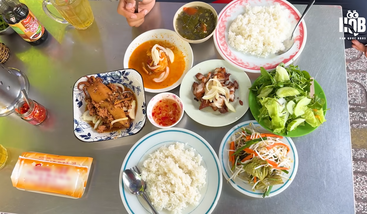 Korean YouTuber's take on HCM City's 'Rich man's rice'