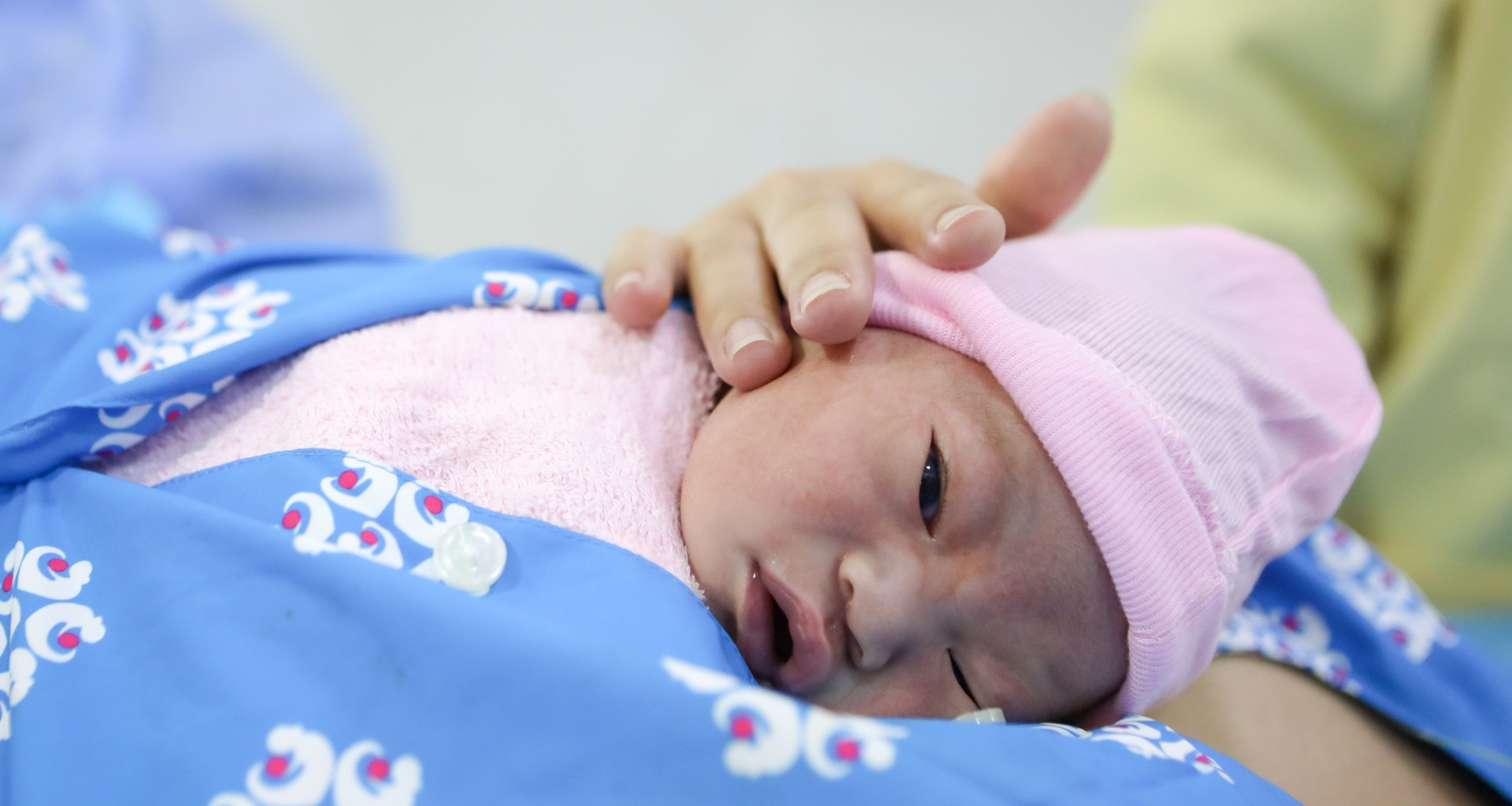 Welcoming 2025: Babies born at midnight bring joy across Vietnam