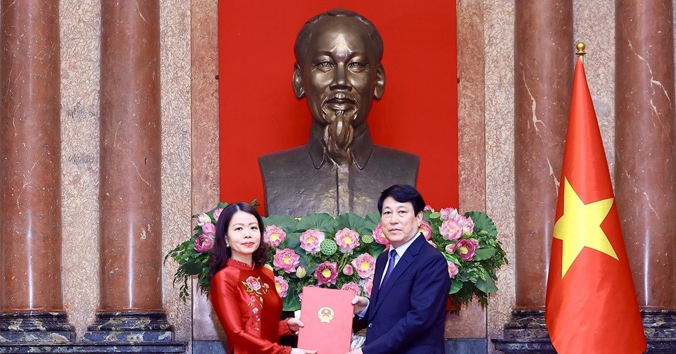 Five Vietnamese officials honored with ambassadorial ranks in 2024