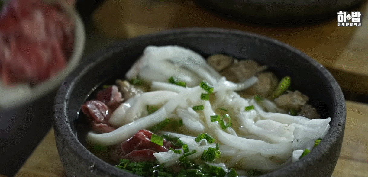 'Mukbang queen' Heebab returns to Vietnam for iconic stone-bowl pho