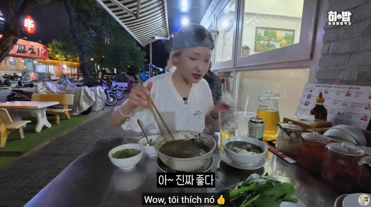 'Mukbang queen' Heebab returns to Vietnam for iconic stone-bowl pho
