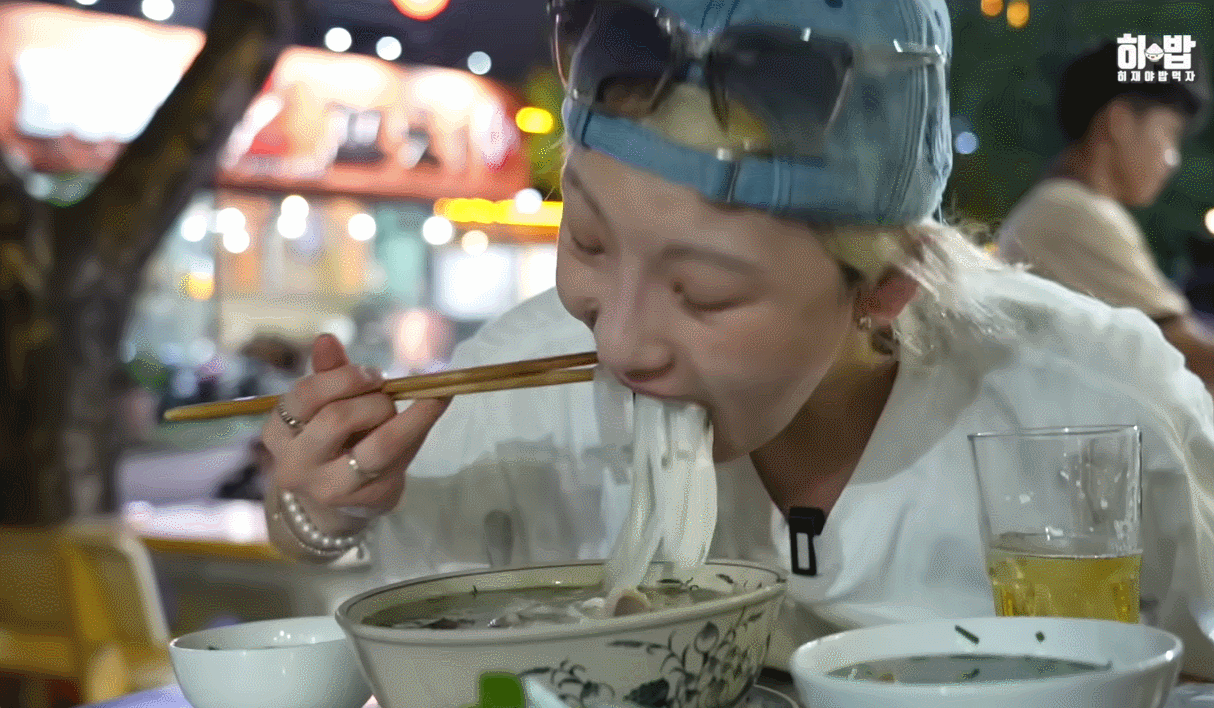 'Mukbang queen' Heebab returns to Vietnam for iconic stone-bowl pho
