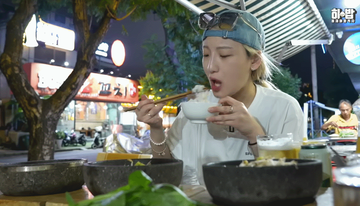 'Mukbang queen' Heebab returns to Vietnam for iconic stone-bowl pho