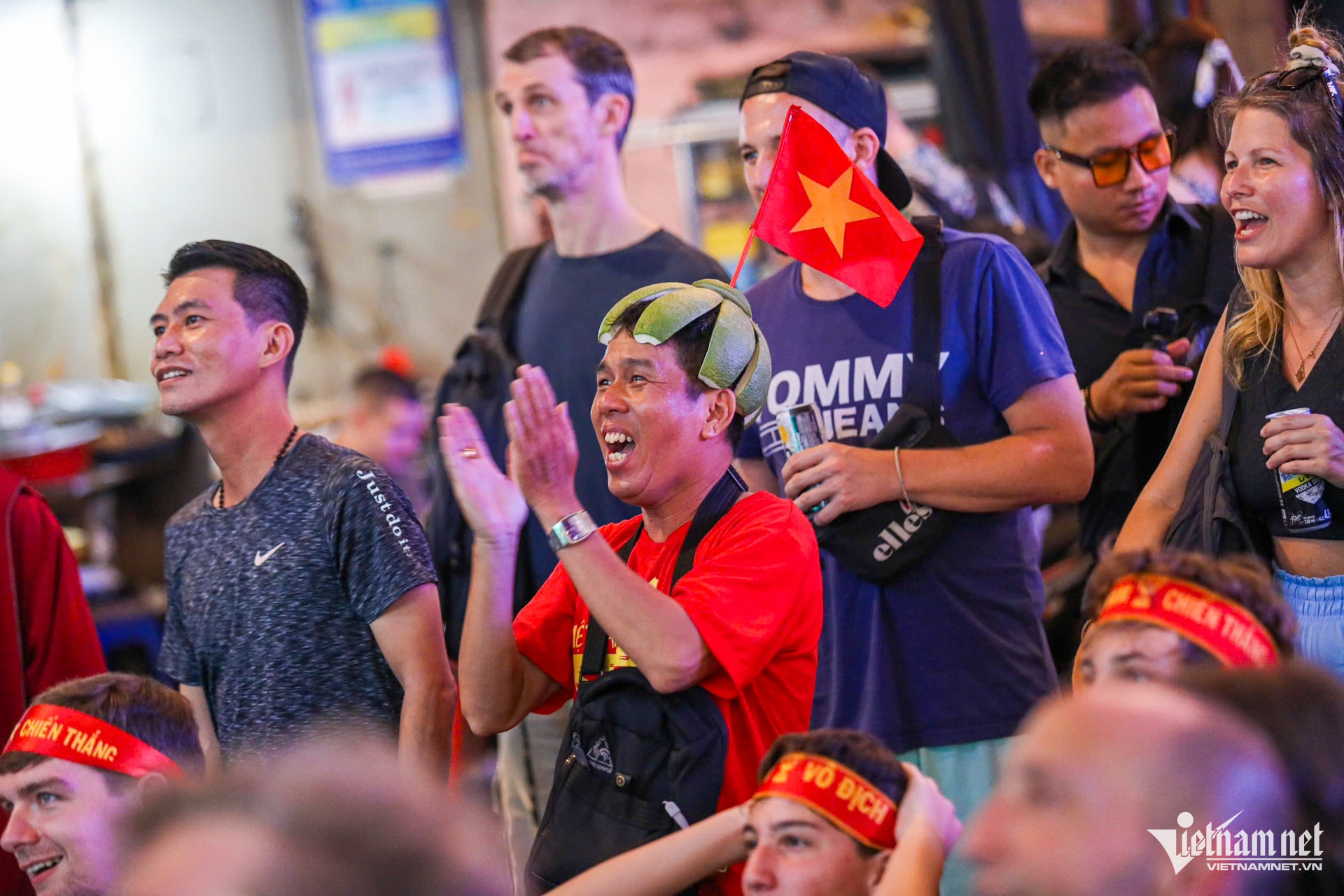 Sleepless night in HCM City as fans cheer Vietnam’s ASEAN Cup triumph