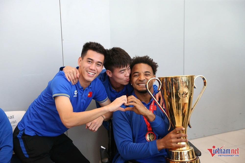 Injured Xuan Son moved to tears as coach and teammates honor him