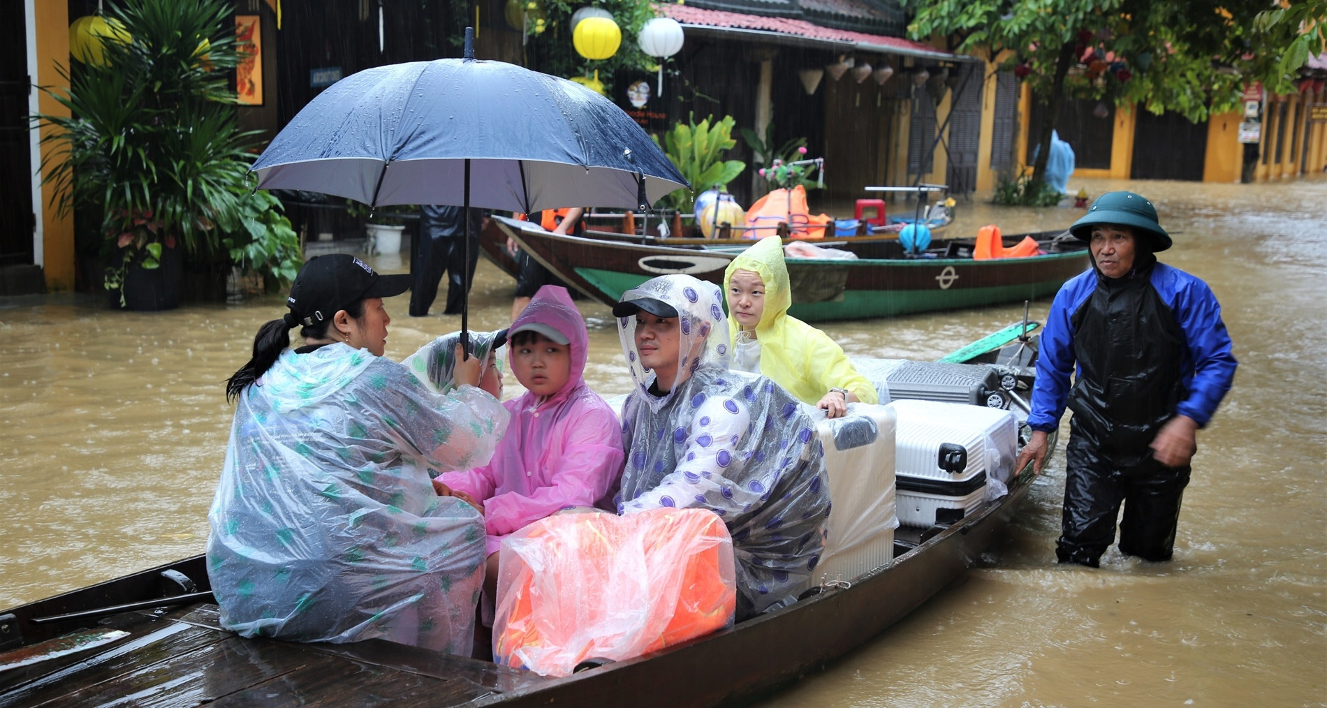 Hoi An floods disrupt tourism as streets submerge