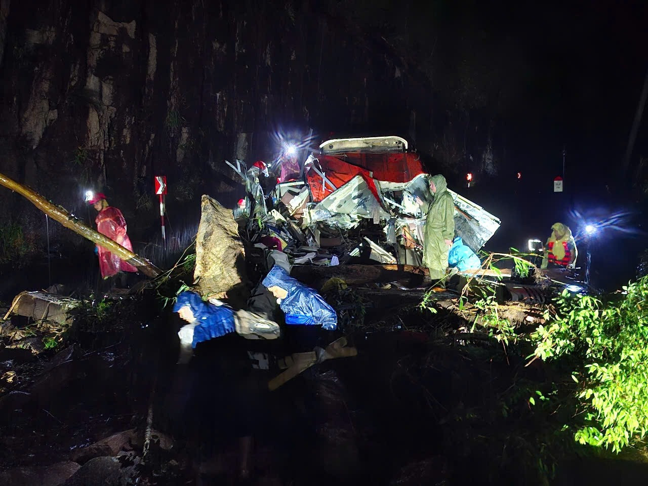 Landslide disaster on Vietnam’s Khanh Le Pass leaves 6 dead, 2 still trapped