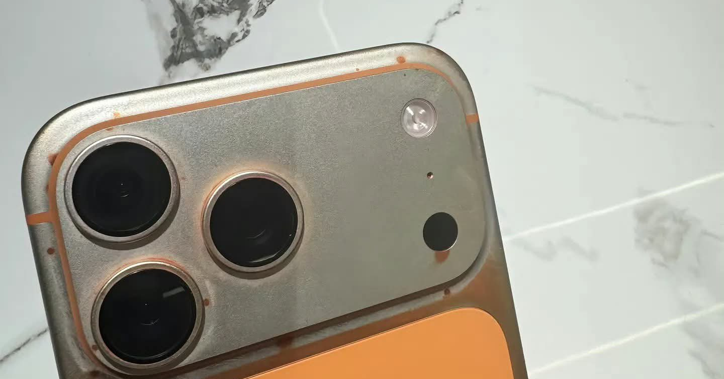 Cosmic Orange iPhone 17 Pro Max fades after wipe with wet tissue