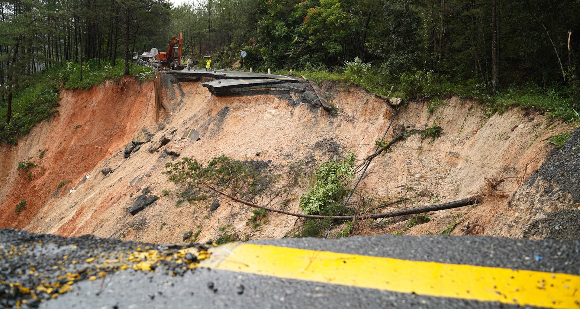 Mimosa Pass collapse nearly sends bus into 40m-deep pit