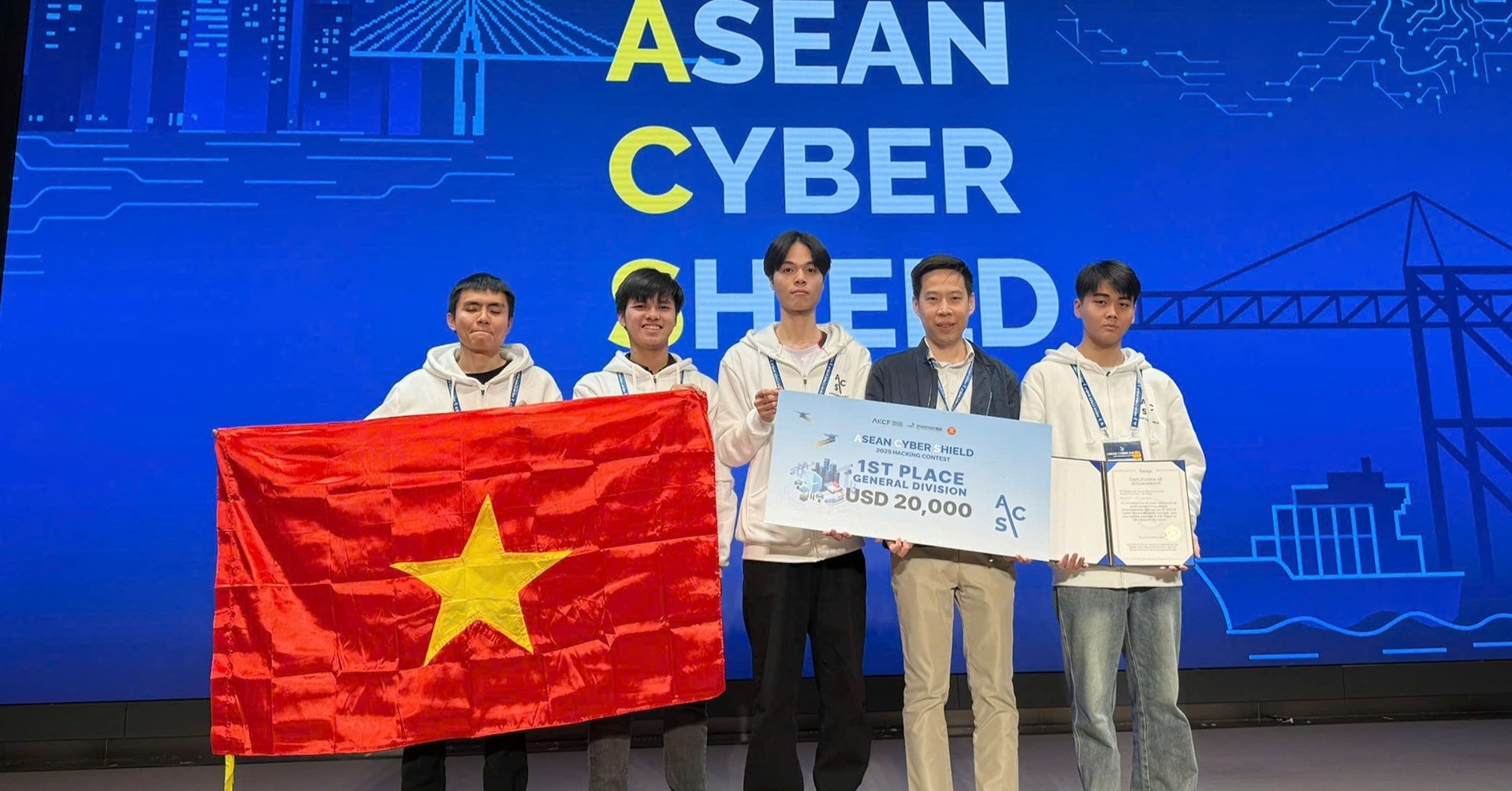 Vietnamese students win top prizes at ASEAN Cyber Shield 2025