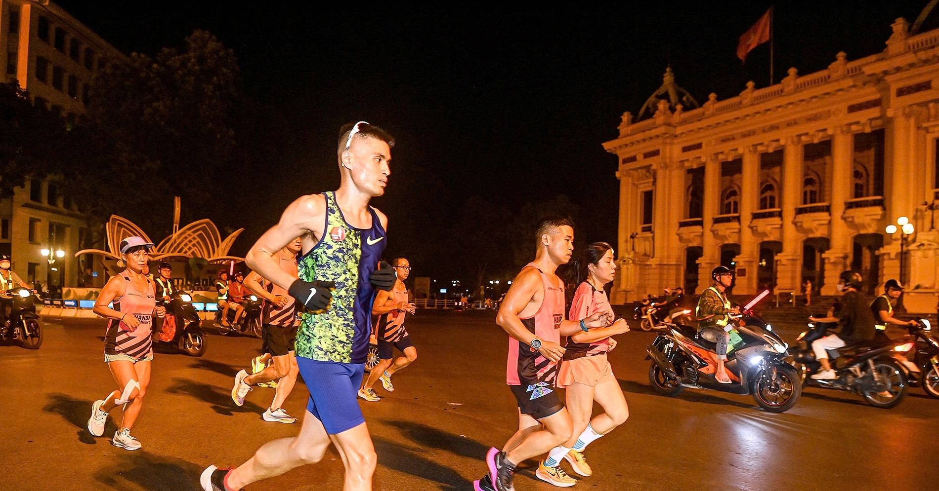 A night of endurance and beauty: Nearly 10,000 runners light up Hanoi