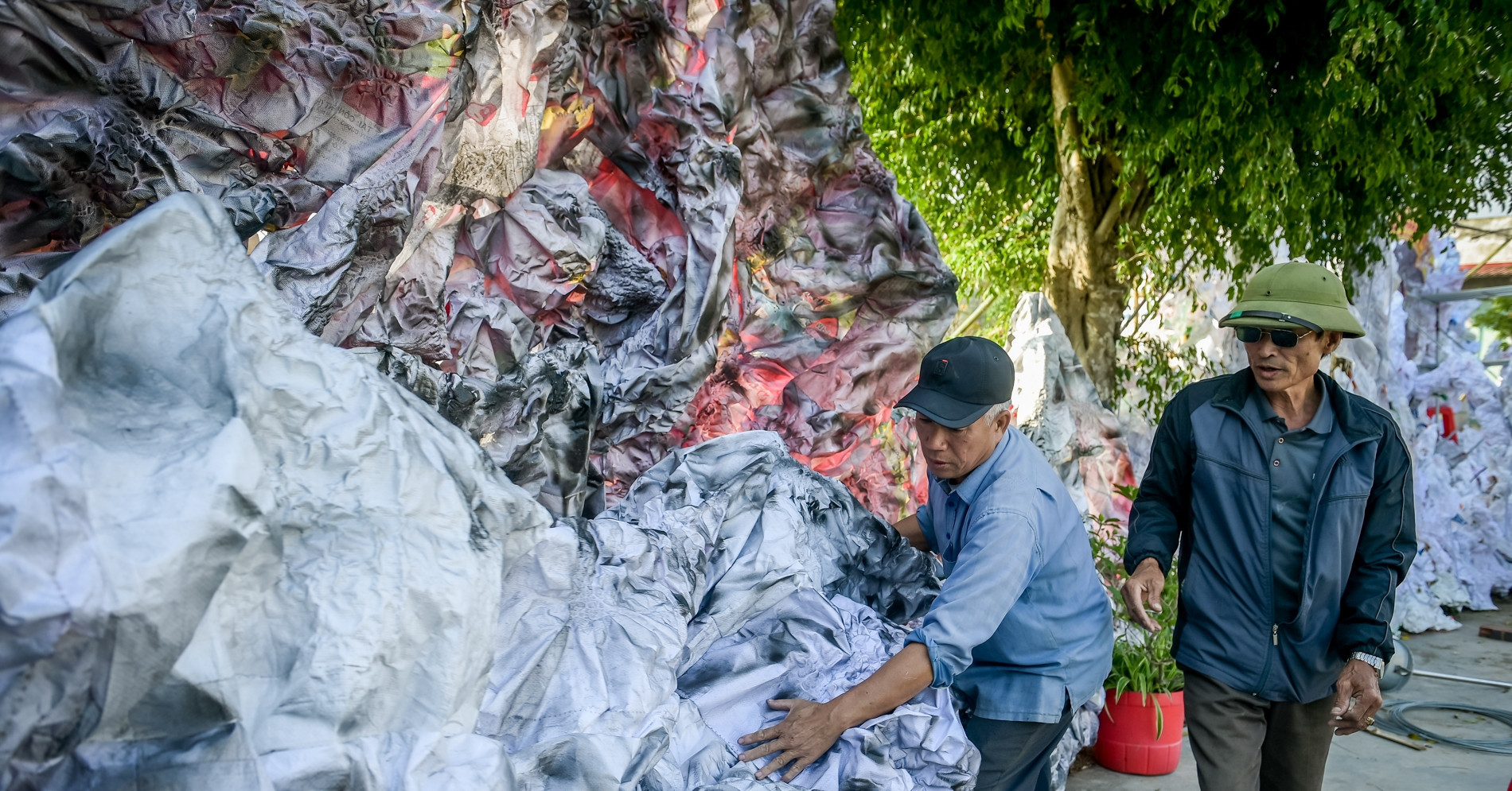 Ninh Binh residents build giant nativity scenes from tens of thousands ...