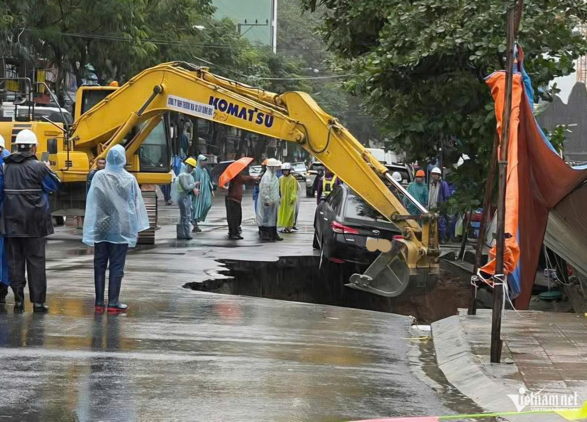 Two cars fall into giant sinkhole in central Da Nang street