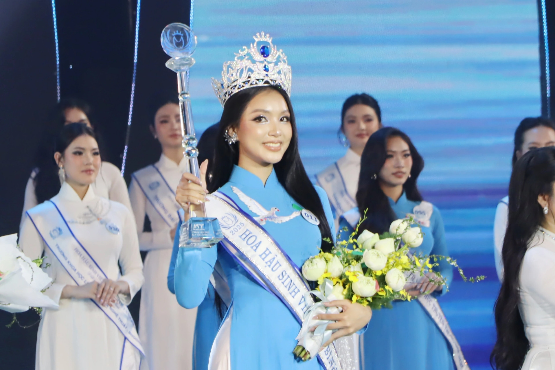 Radiant 20-year-old crowned Miss Peaceful Vietnam Student 2025