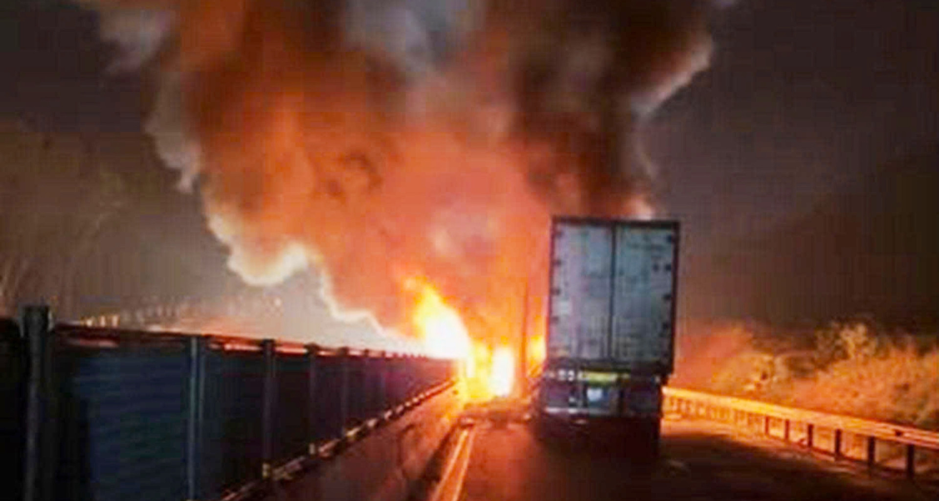 Fiery collision on Vietnam highway leaves three vehicles destroyed