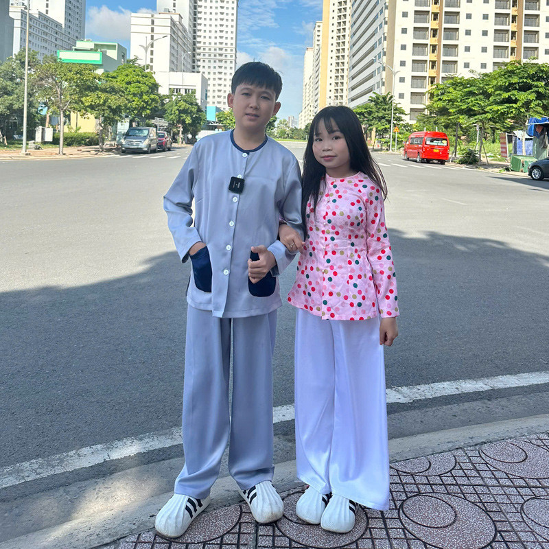 Five years apart, love unites 'tiny couple' in emotional first meeting