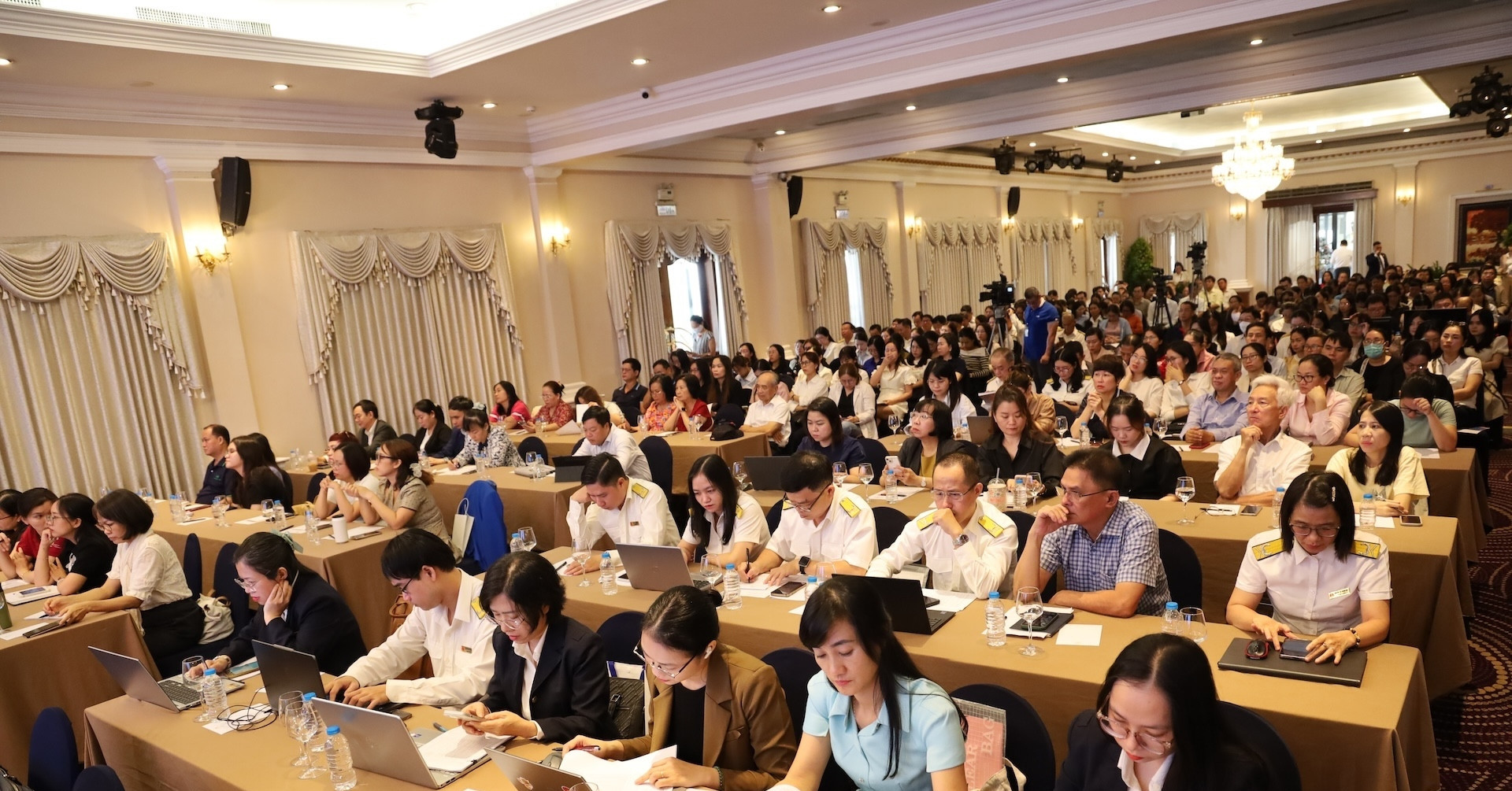 Businesses ask HCMC tax authority to set deadlines for official replies