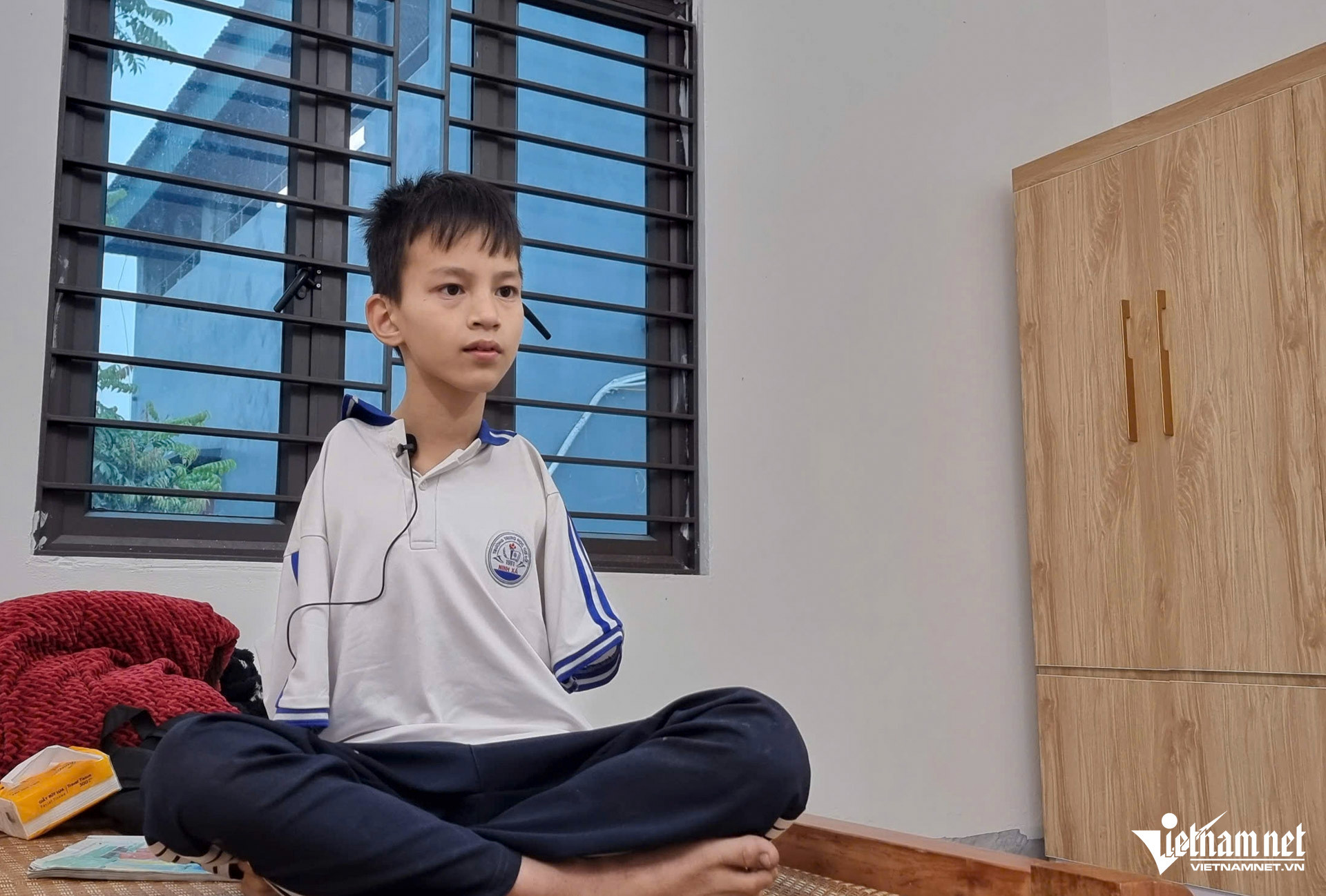 Armless boy in Bac Ninh writes with his feet, dreams of becoming a doctor