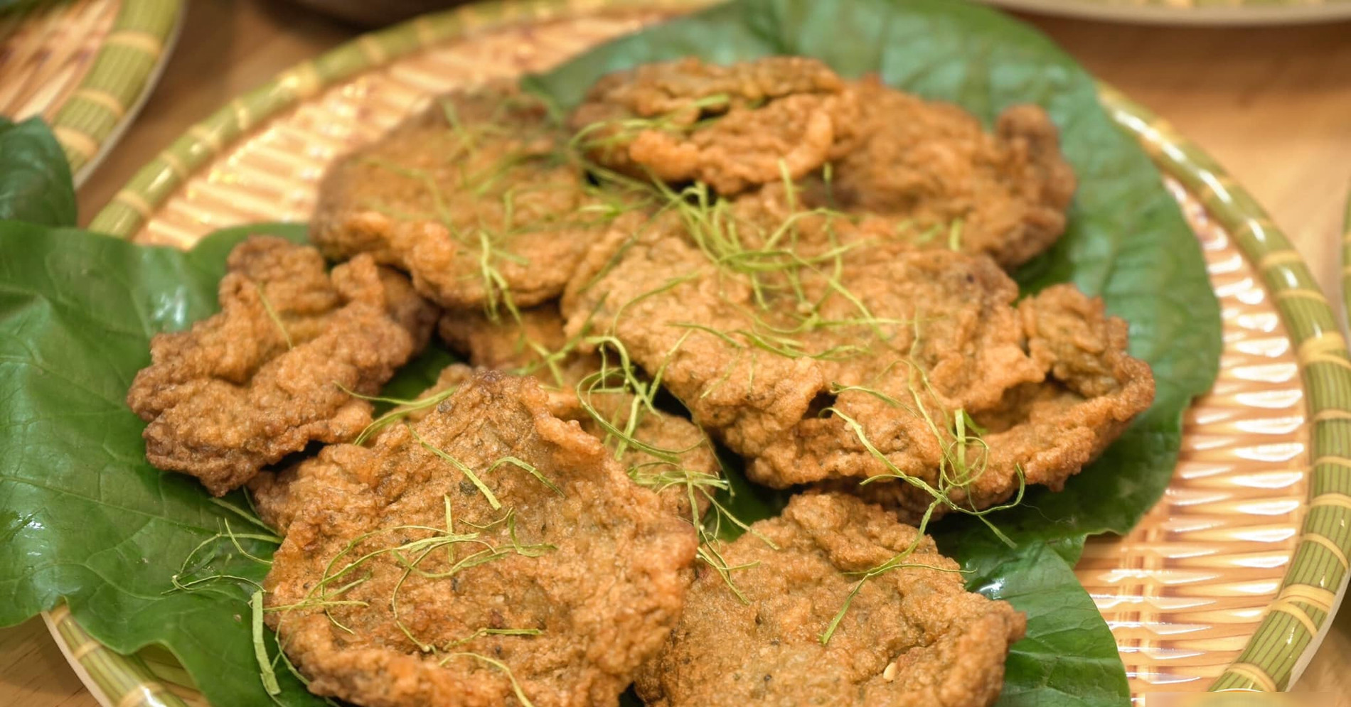 Foreign YouTuber tries unusual Hanoi dish, shocked by ingredient