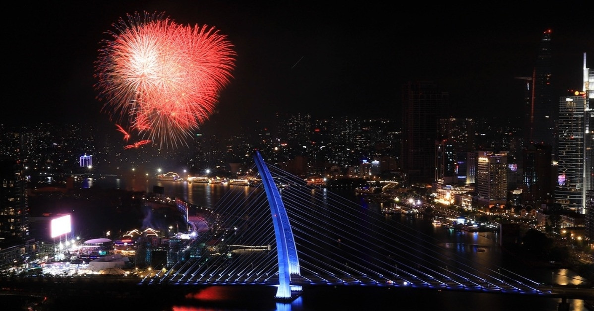 HCM City hosts weekly fireworks and drone show to celebrate reunification