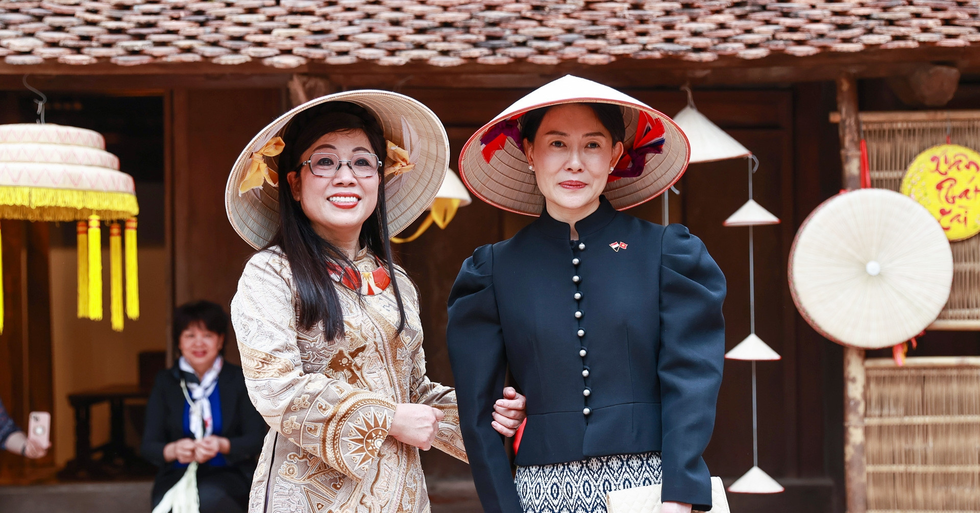 Singapore PM’s spouse explores Vietnamese culture, receives symbolic gifts