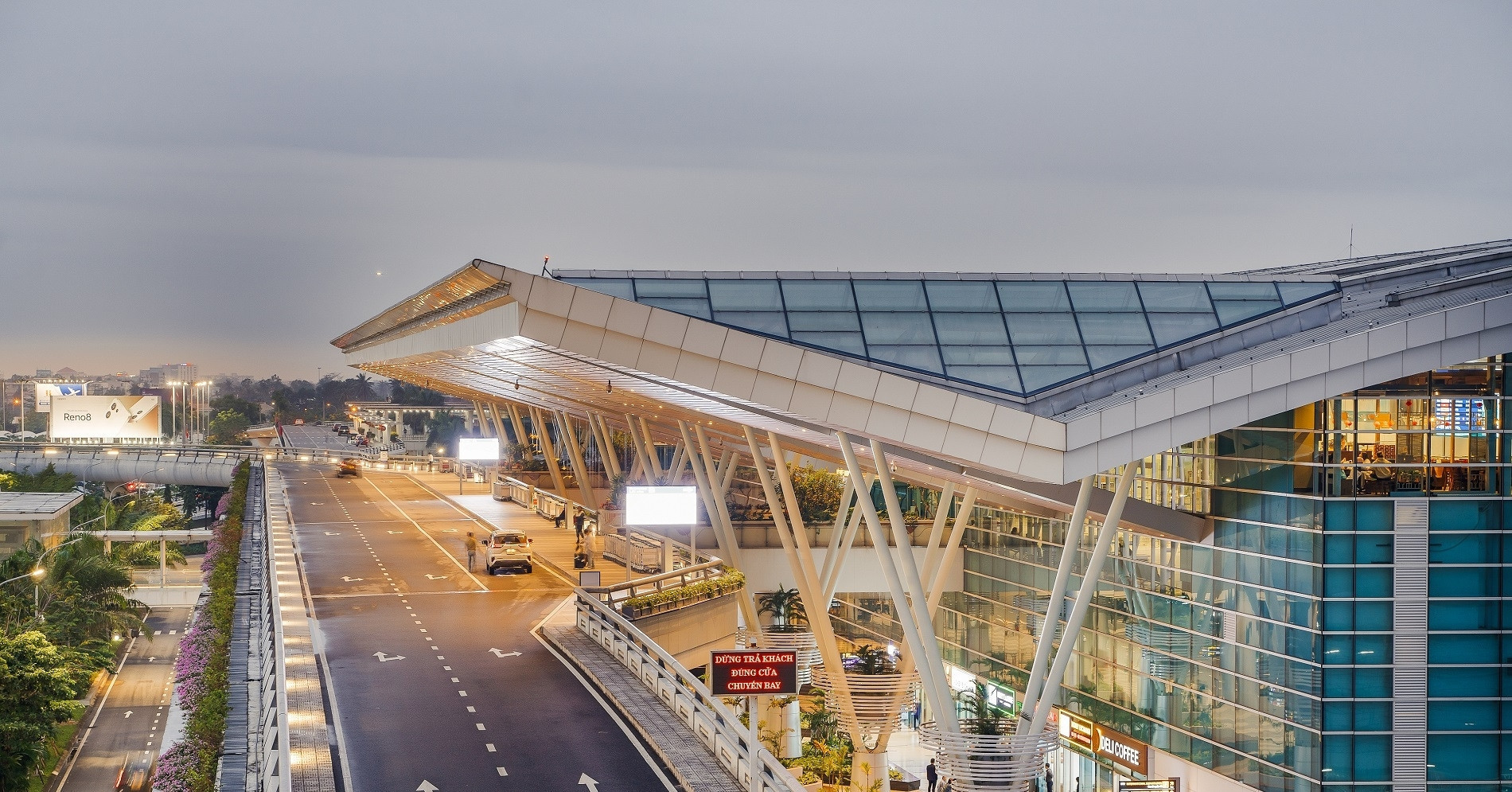 Da Nang airport terminal earns 5-star Skytrax rating for second year ...