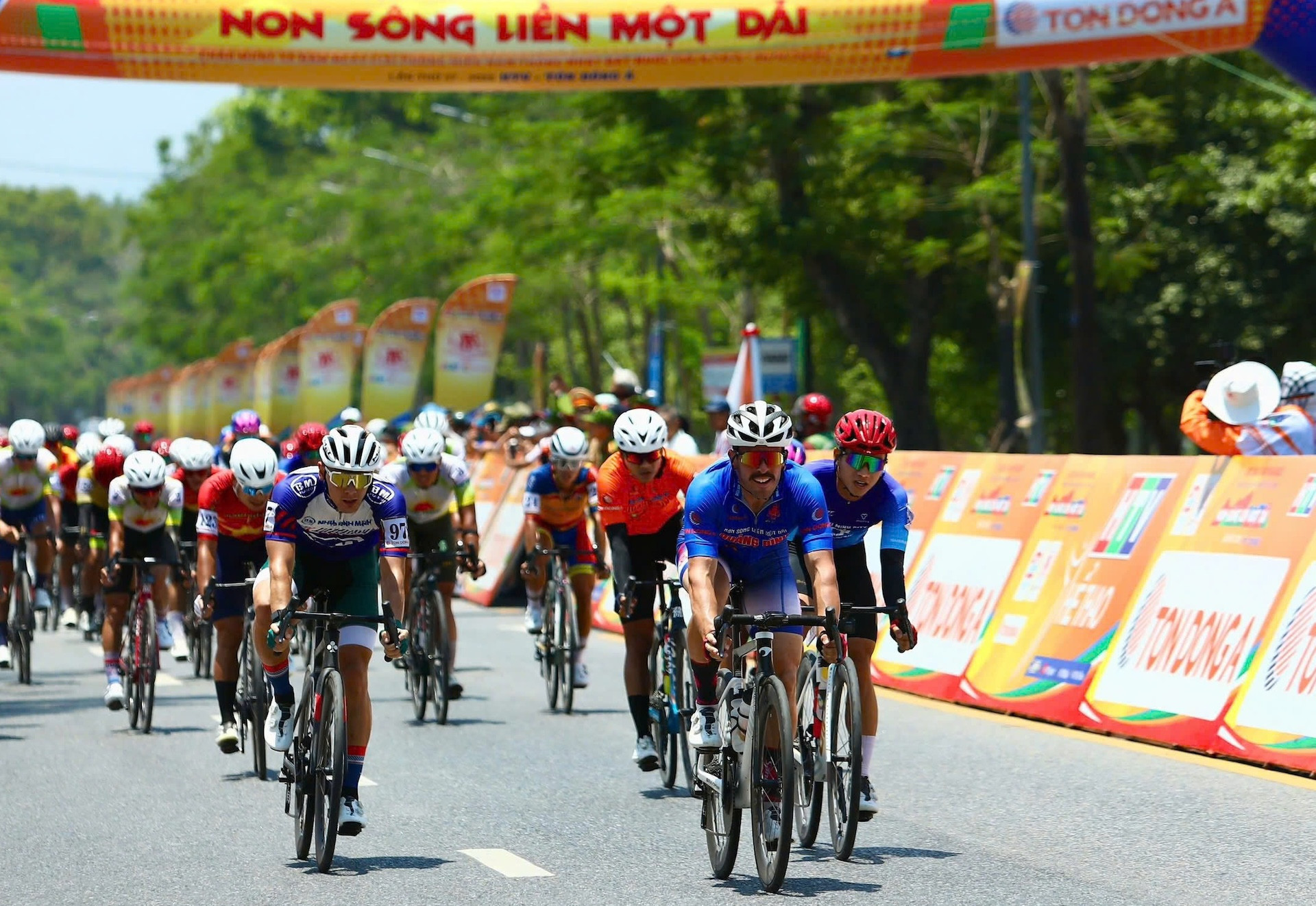 Nick Kergozou wins fourth stage after photo finish in HTV Cup