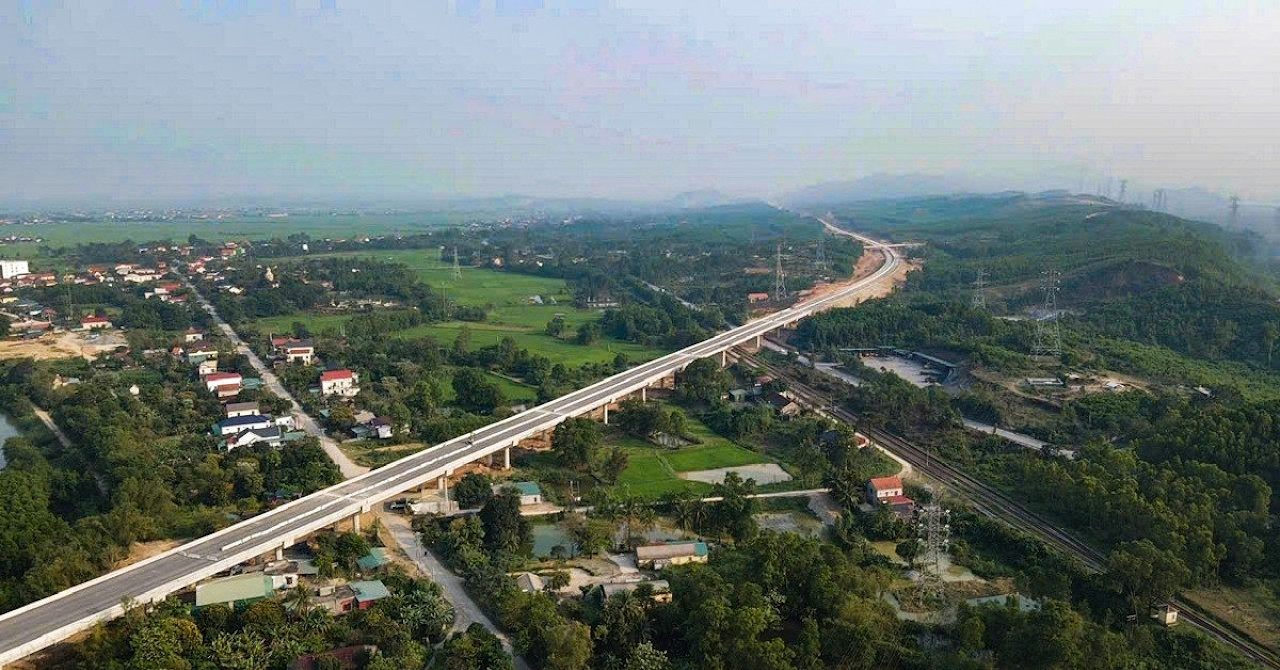 Vietnam to unveil 5 new expressways, 1 bridge for reunification day