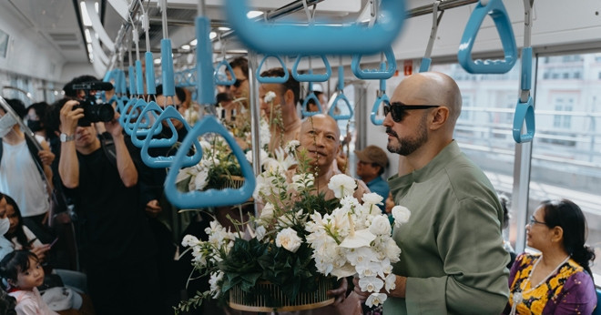 Spanish groom dons ao dai, takes metro and double-decker bus to fetch bride