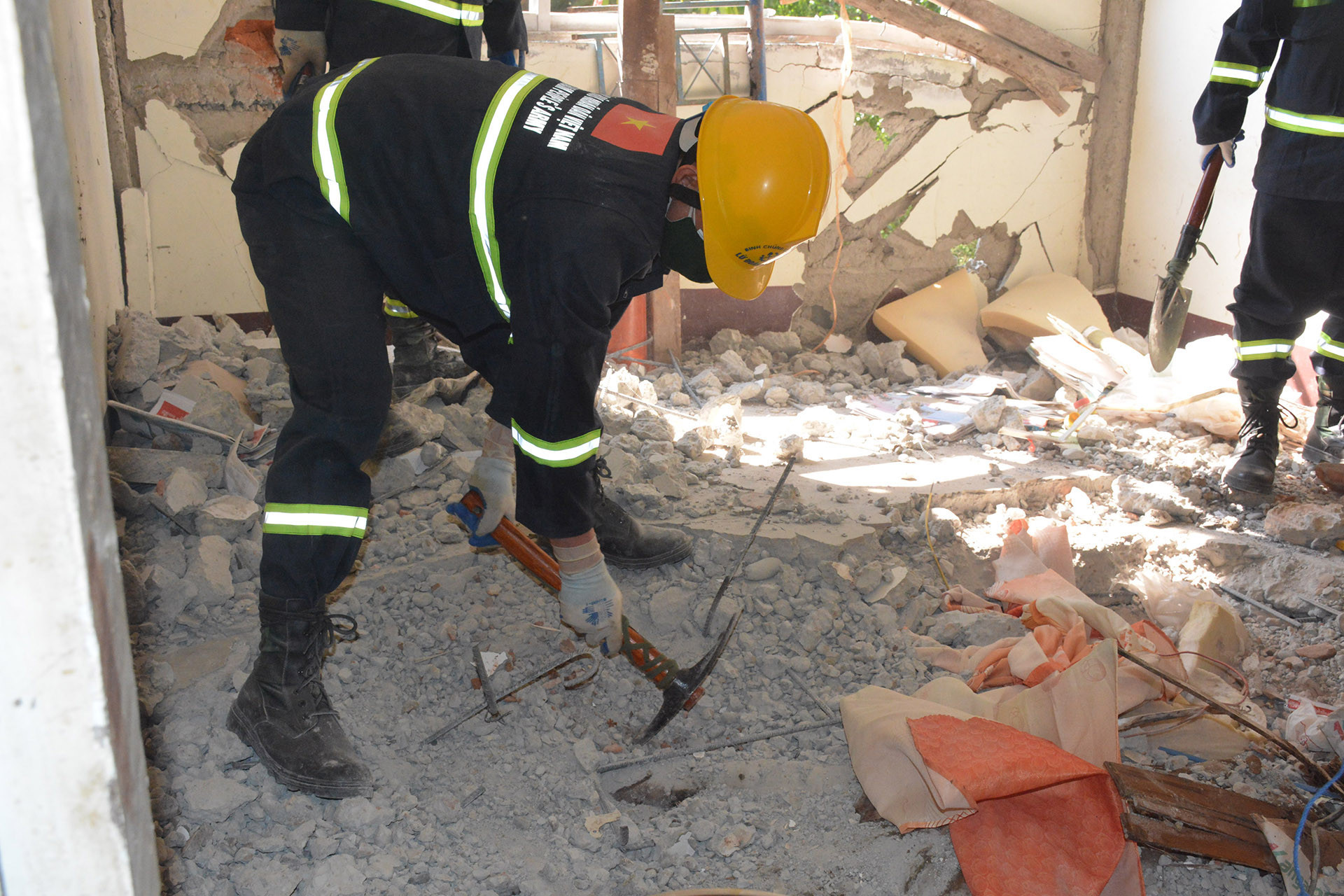 Vietnamese military rescues survivor trapped after deadly Myanmar ...