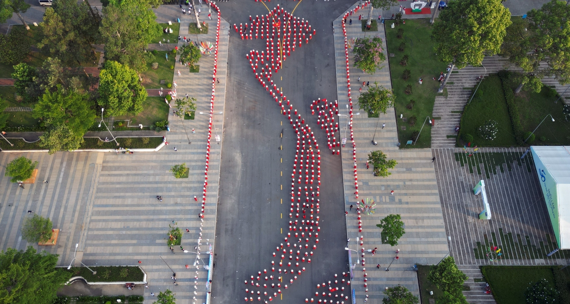 Thousands form Vietnam map to celebrate 50 years of reunification