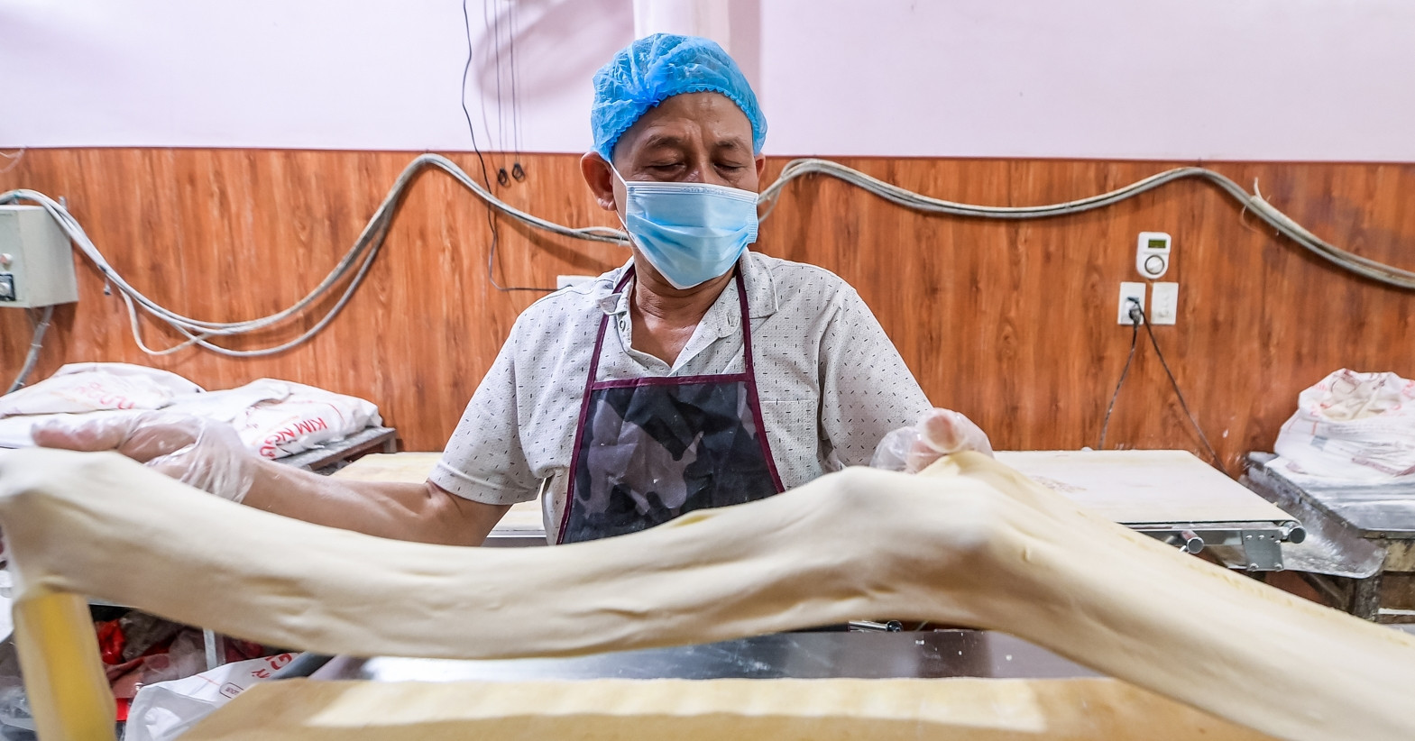 Nam Dinh baker sells 10,000 traditional cakes a day - each for just 20 ...