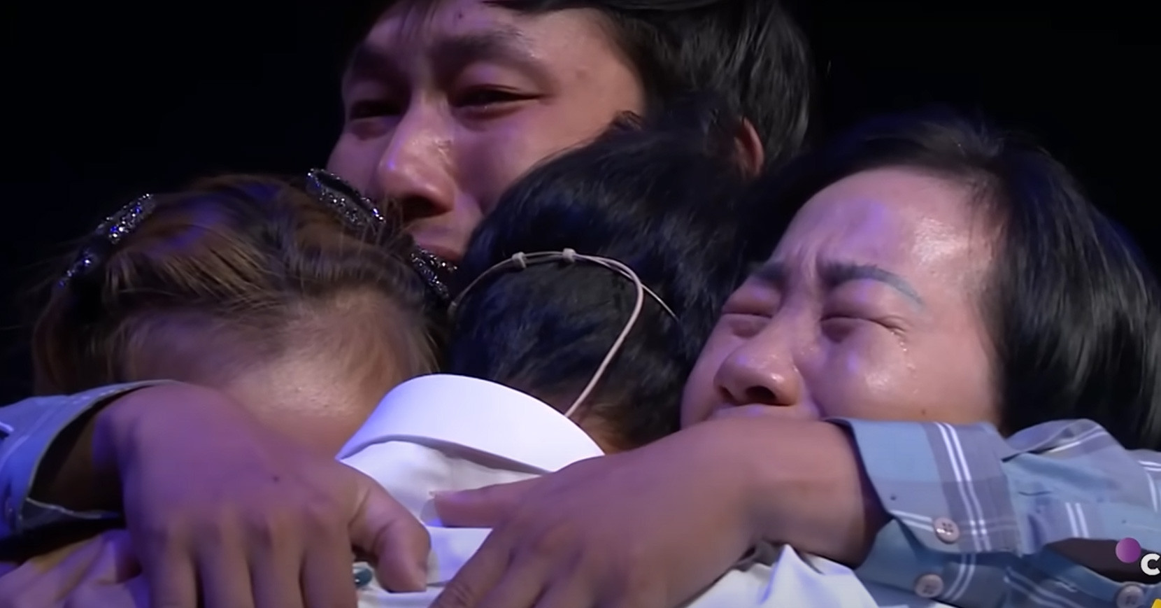 Eldest sister, a street singer, traverses country to find her 2 siblings