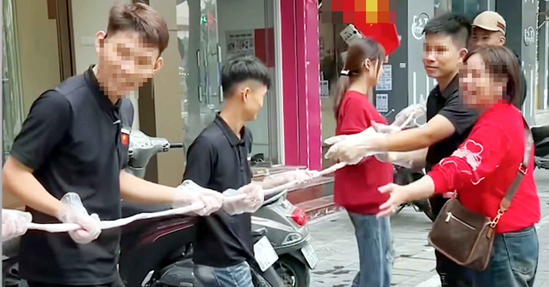 Exaggerated food ad in Hanoi reignites concerns over influencer ethics