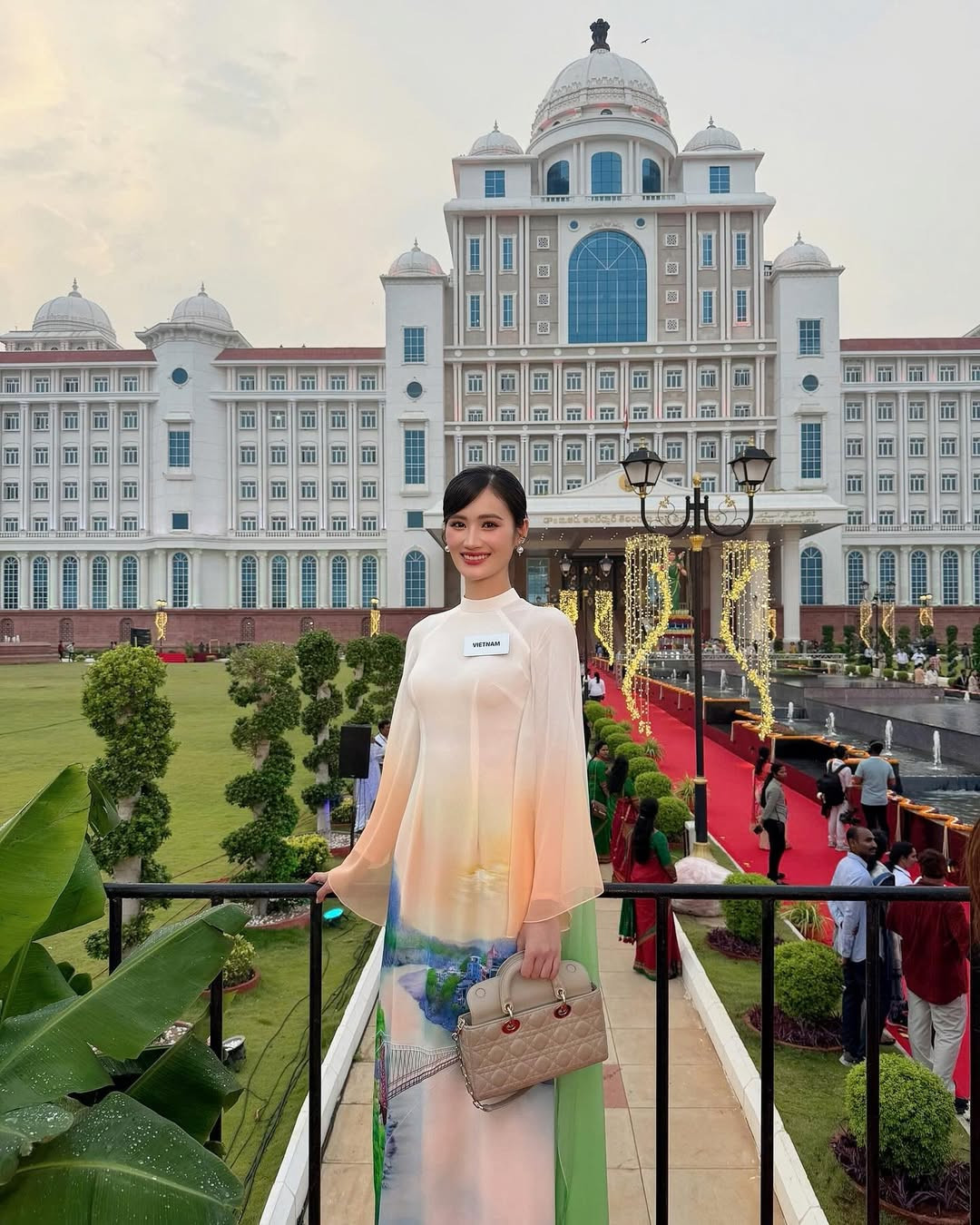 Vietnam’s Y Nhi shines at Miss World 2025, stuns in ao dai and fluent English