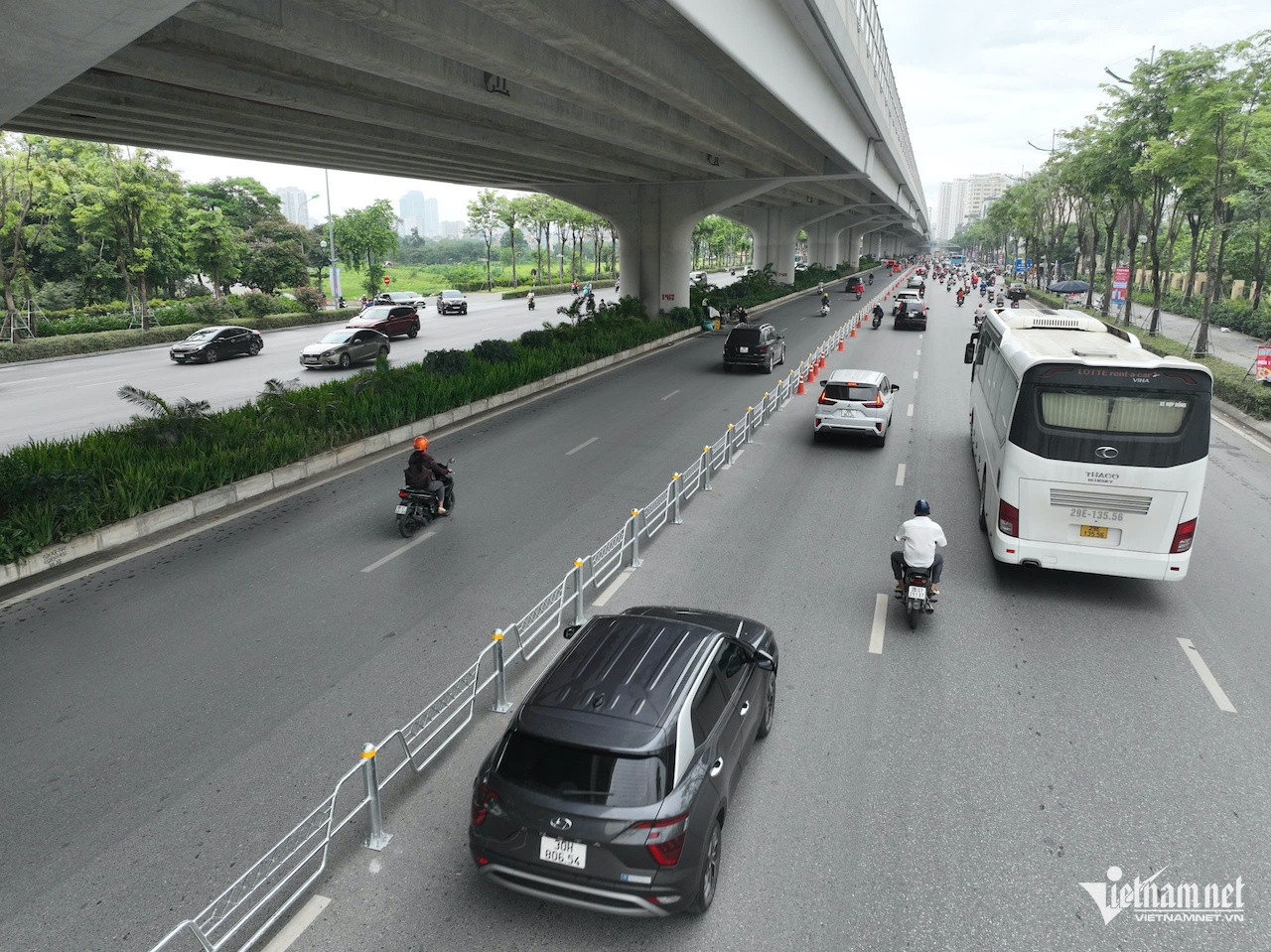 Hanoi installs concrete dividers to separate lanes and reduce traffic ...