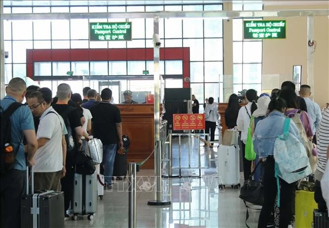 Cross-border tourism, trade rebound at Huu Nghi int’l border gate