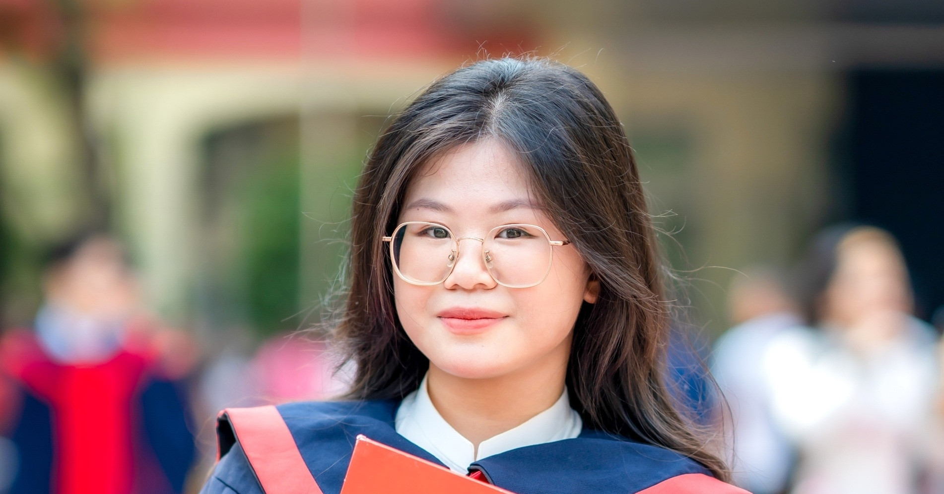 Hanoi student at small, local school admitted to 3 high schools for the ...