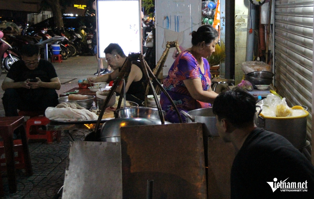 The midnight porridge stall serving Ho Chi Minh City for 50 years