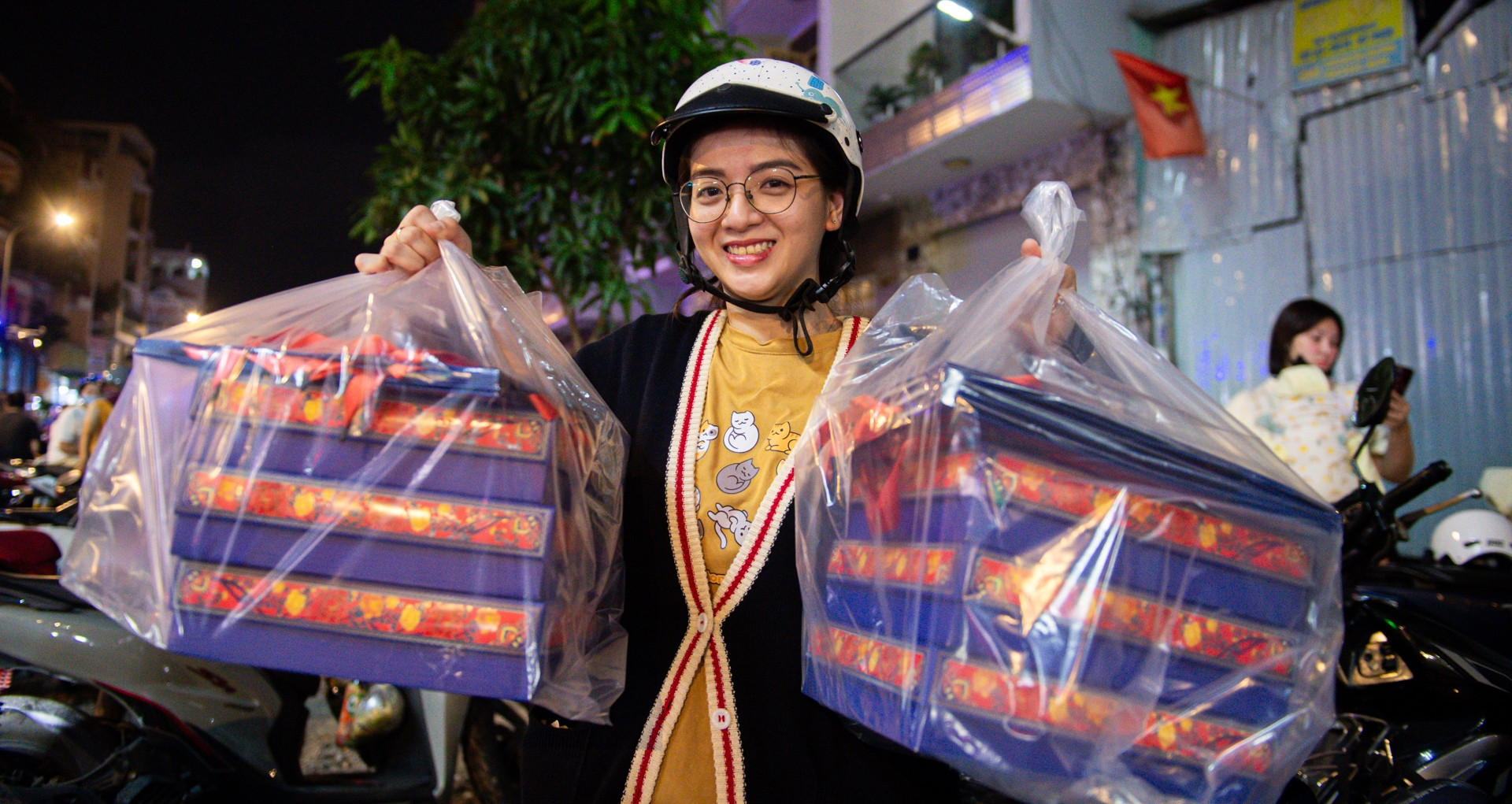 Exclusive mooncake shop in Ho Chi Minh City sparks long lines