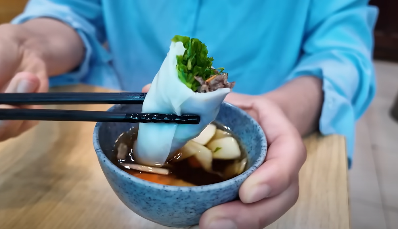 Korean food vlogger devours two bowls of pho on first night in Hanoi