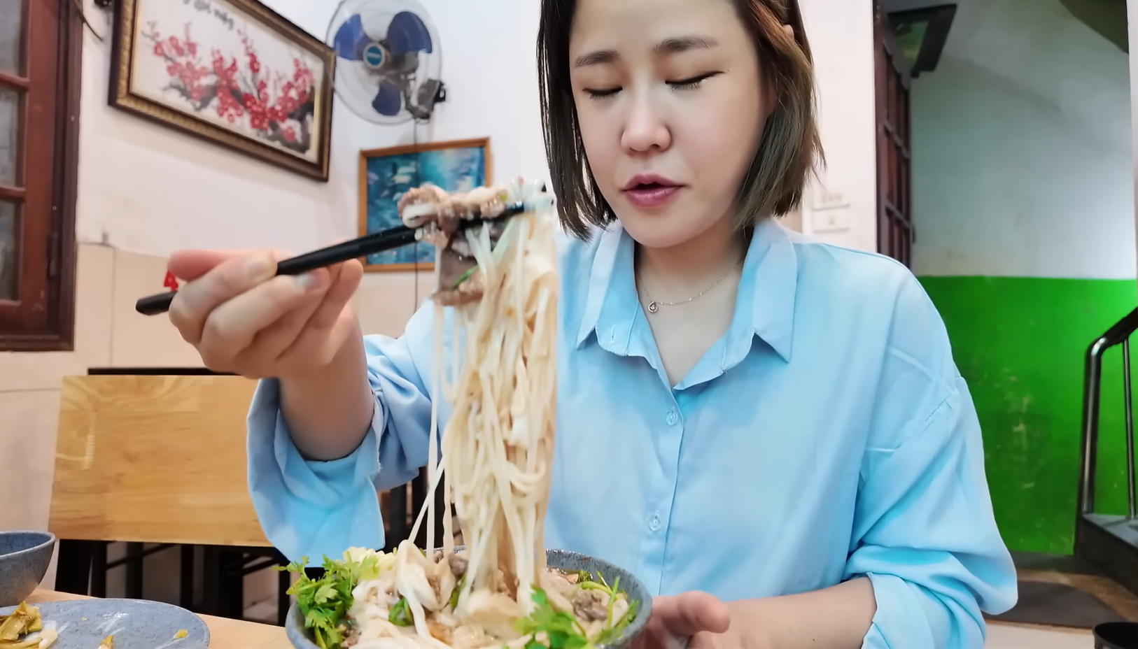 Korean food vlogger devours two bowls of pho on first night in Hanoi