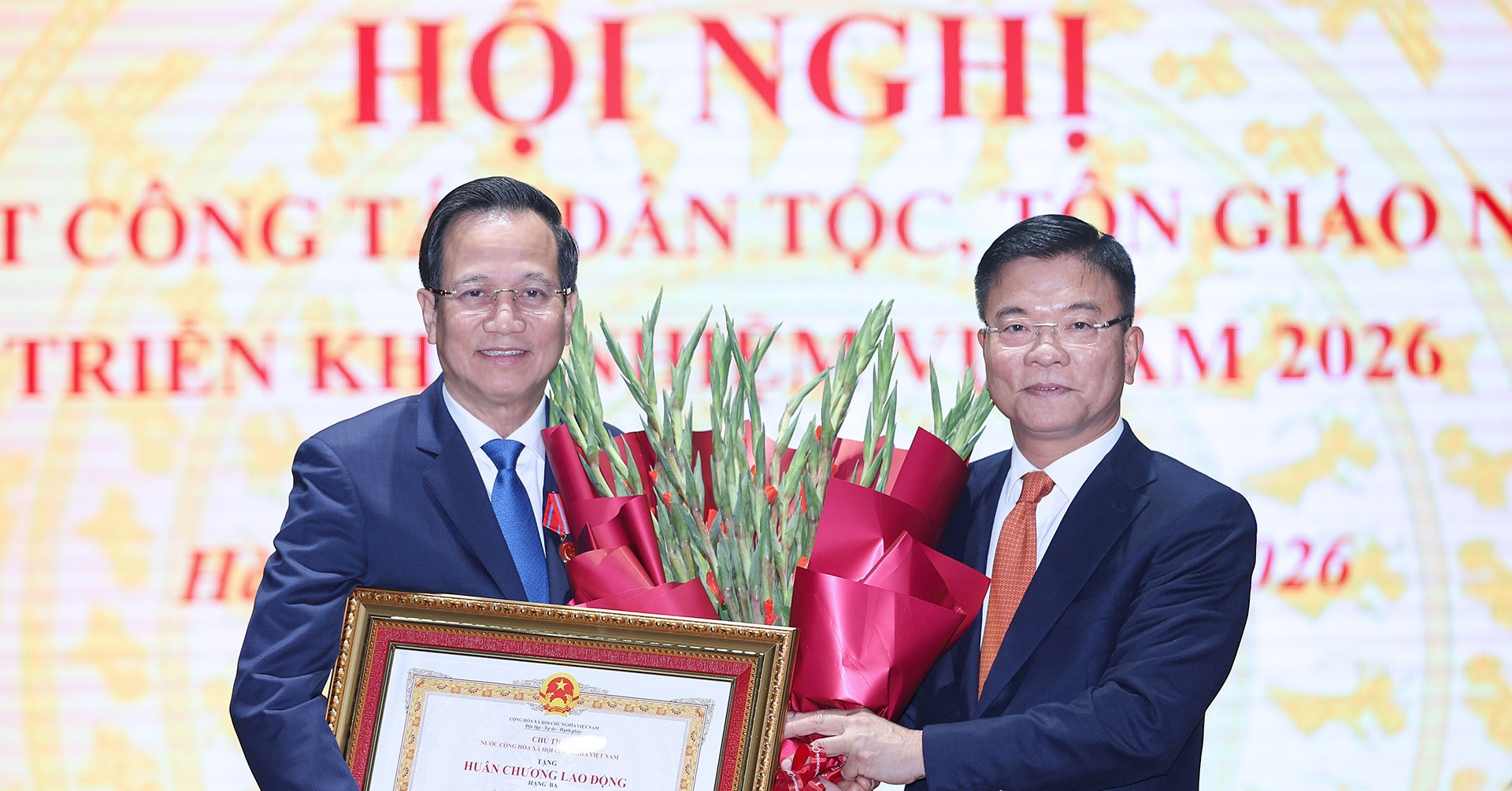 Minister Dao Ngoc Dung awarded Third-Class Labor Medal