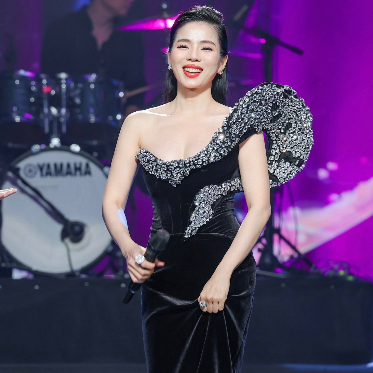 Singer’s angry reply to fan reignites debate on artist conduct