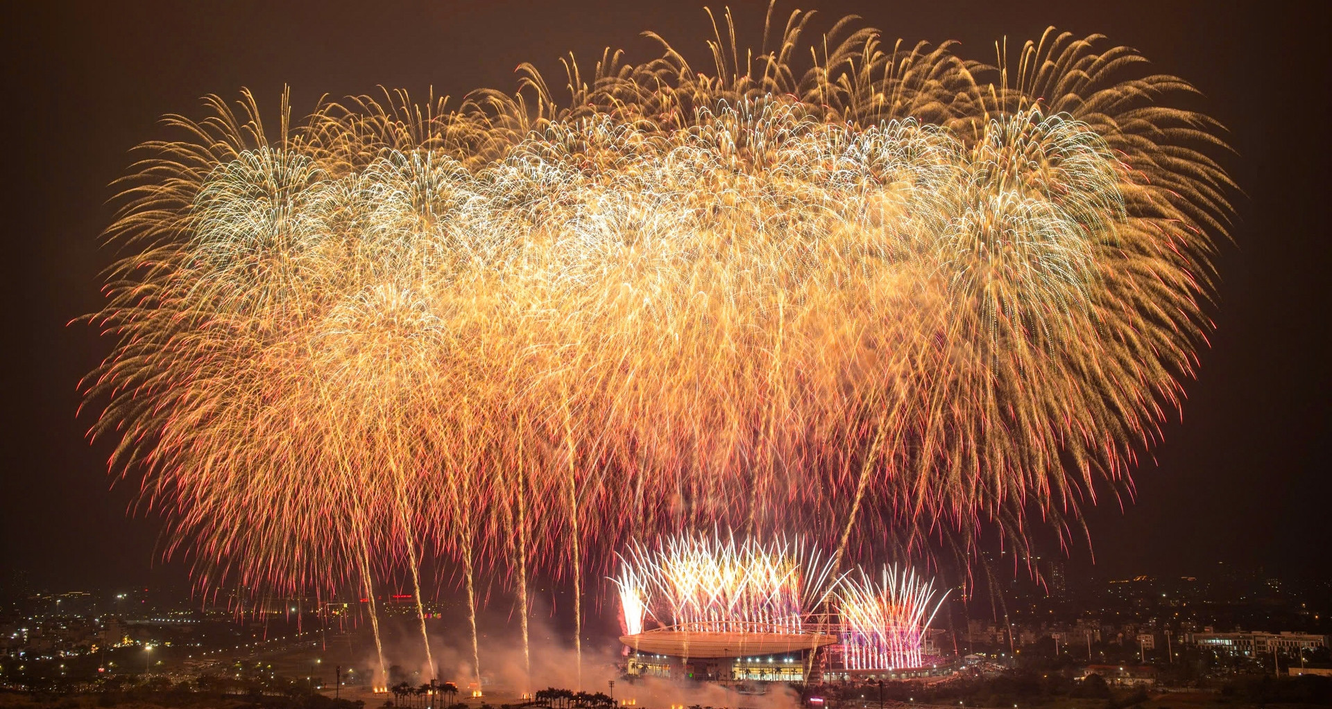 Fireworks illuminate Hanoi sky to celebrate success of 14th Party Congress